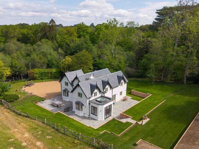 5 bedroom detached house for sale