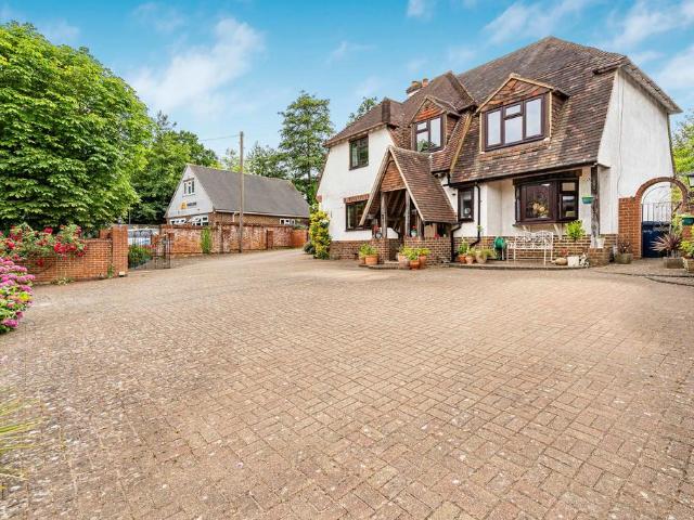 5 bedroom detached house for sale