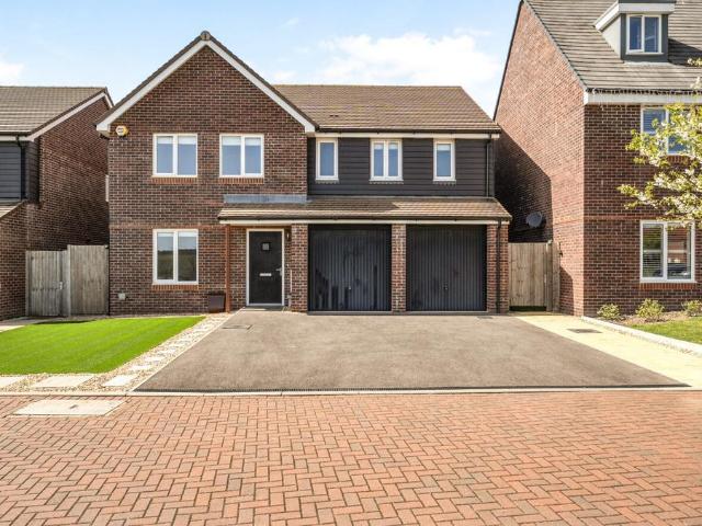 5 bedroom detached house for sale