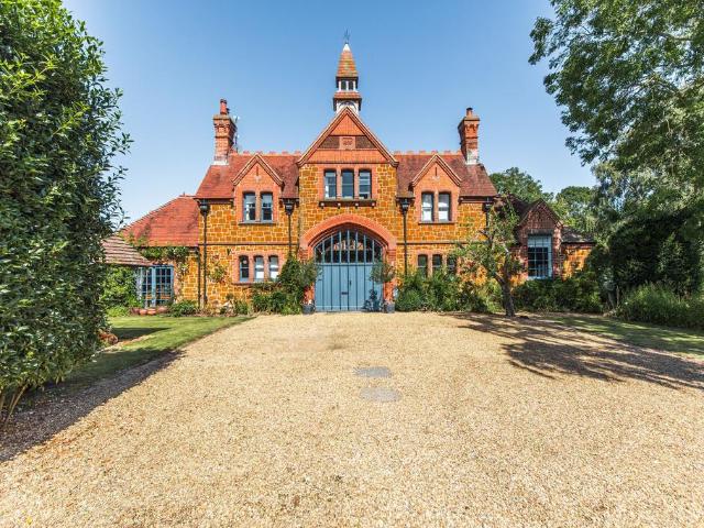 5 bedroom detached house for sale