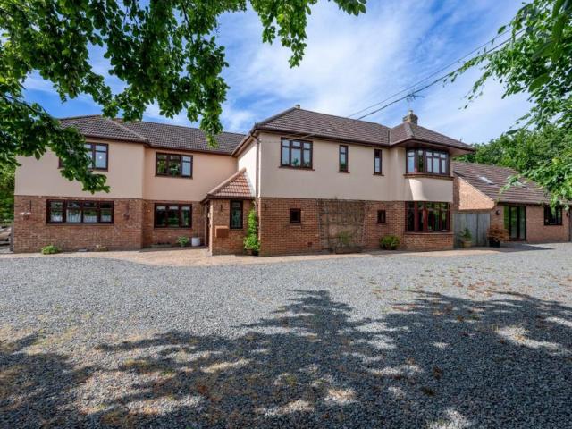 5 bedroom detached house for sale