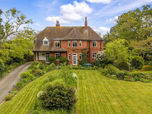 5 bedroom detached house for sale