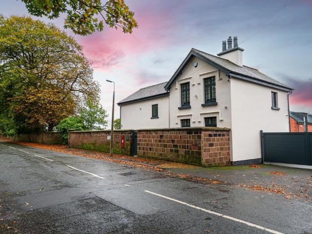 5 bedroom detached house for sale