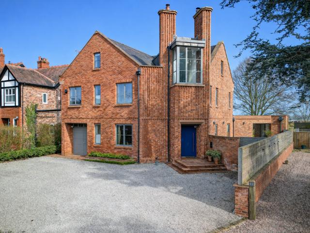 5 bedroom detached house for sale
