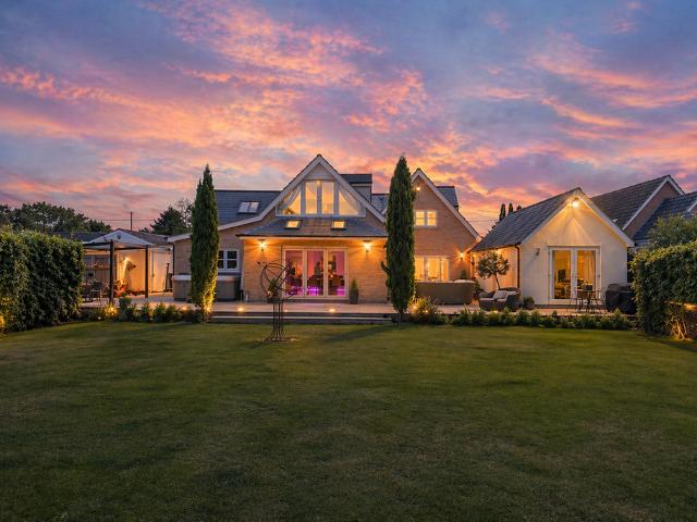 5 bedroom detached house for sale