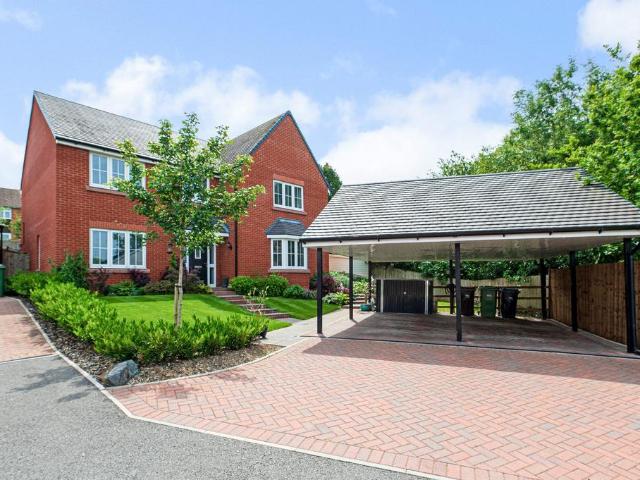 5 bedroom detached house for sale