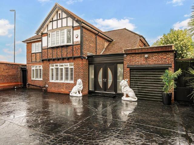 5 bedroom detached house for sale