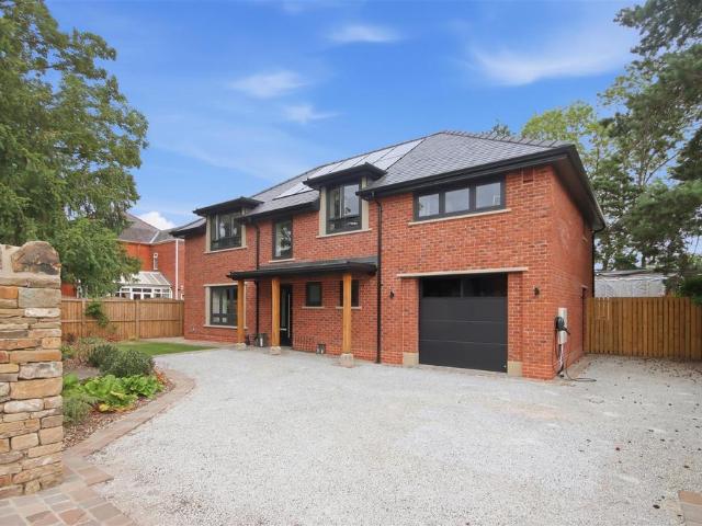 5 bedroom detached house for sale