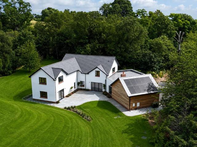 5 bedroom detached house for sale