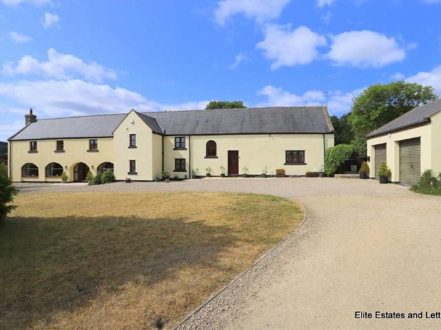 5 bedroom detached house for sale