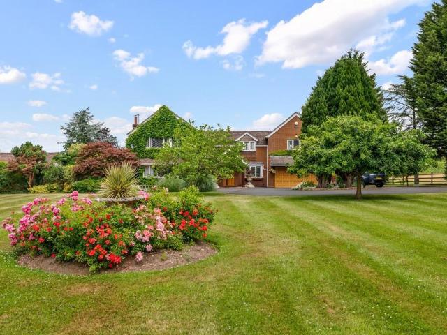 5 bedroom detached house for sale