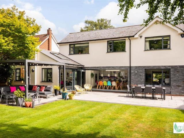 5 bedroom detached house for sale