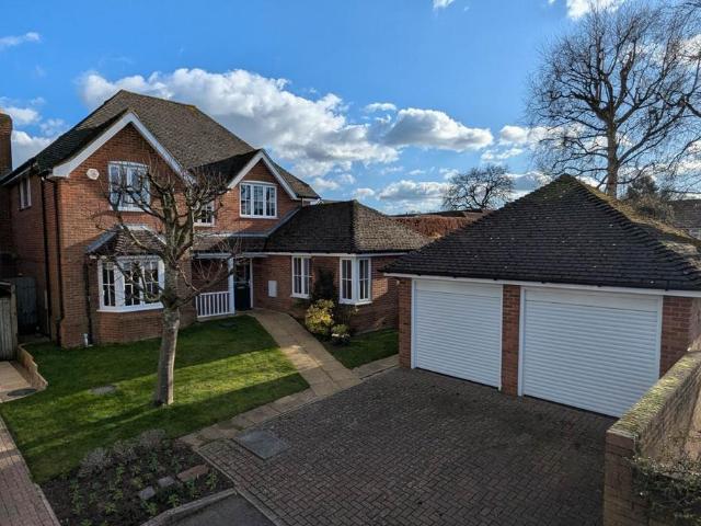 5 bedroom detached house for sale