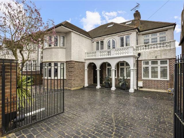 5 bedroom detached house for sale
