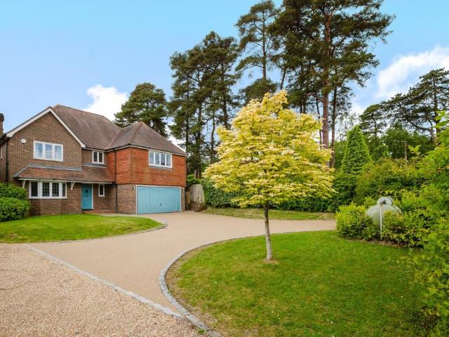 5 bedroom detached house for sale