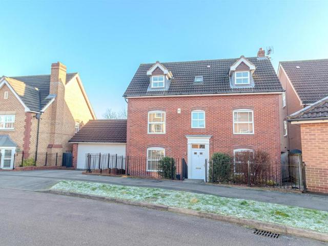 5 bedroom detached house for sale