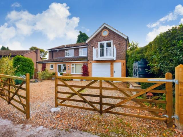 5 bedroom detached house for sale