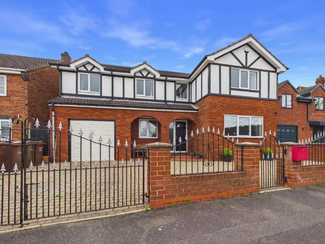 5 bedroom detached house for sale