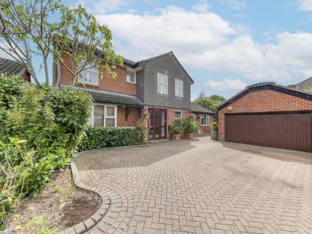 5 bedroom detached house for sale