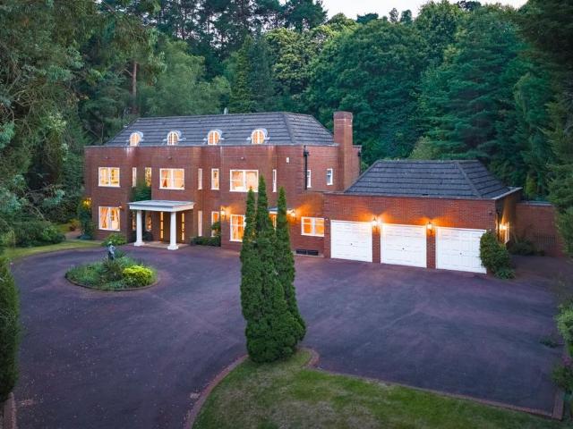 5 bedroom detached house for sale