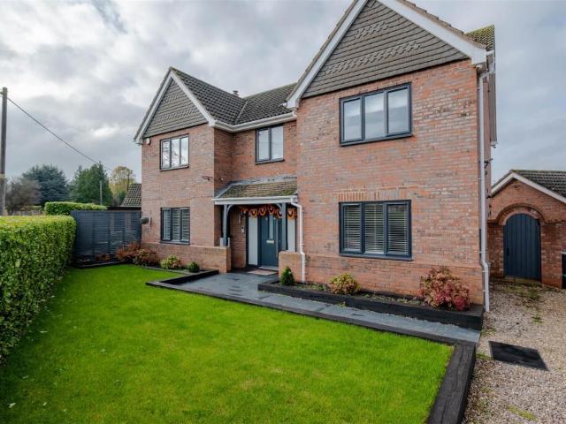 5 bedroom detached house for sale