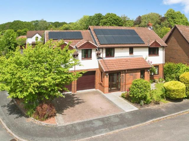 5 bedroom detached house for sale