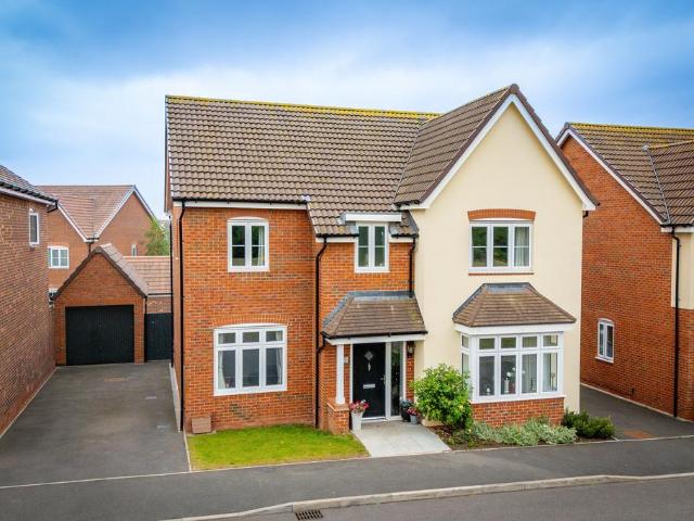 5 bedroom detached house for sale