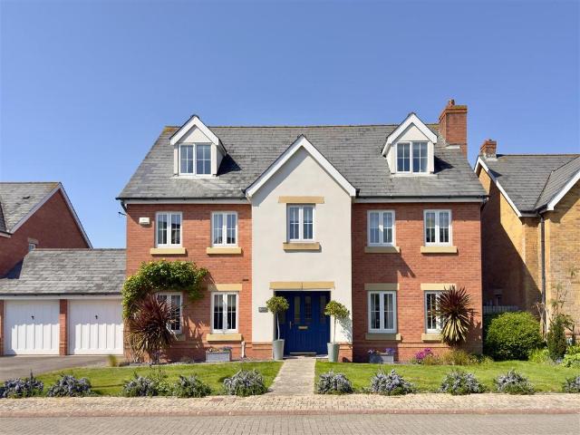 5 bedroom detached house for sale