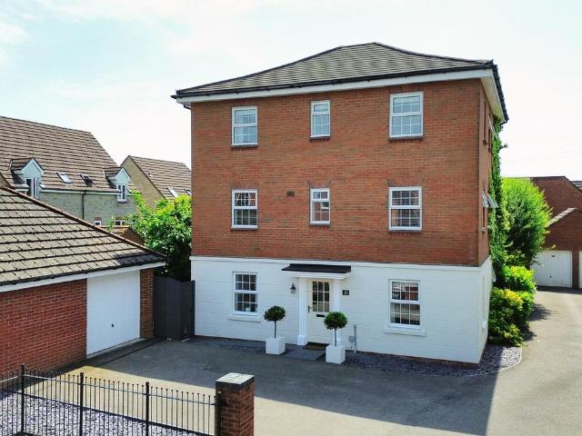 5 bedroom detached house for sale