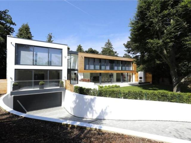 5 bedroom detached house for sale