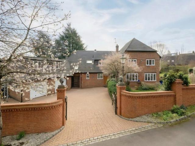 5 bedroom detached house for sale