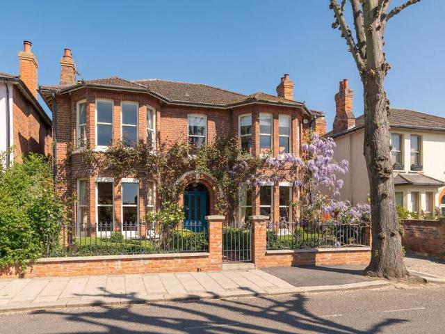 5 bedroom detached house for sale