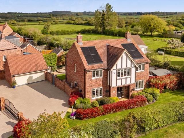5 bedroom detached house for sale