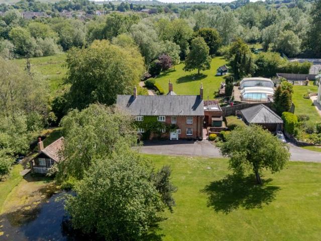 5 bedroom detached house for sale