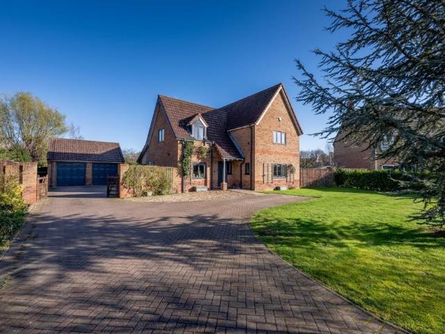 5 bedroom detached house for sale