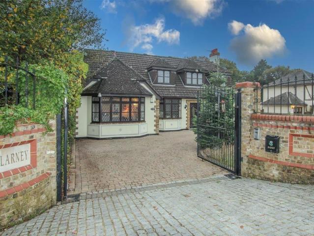 5 bedroom detached house for sale