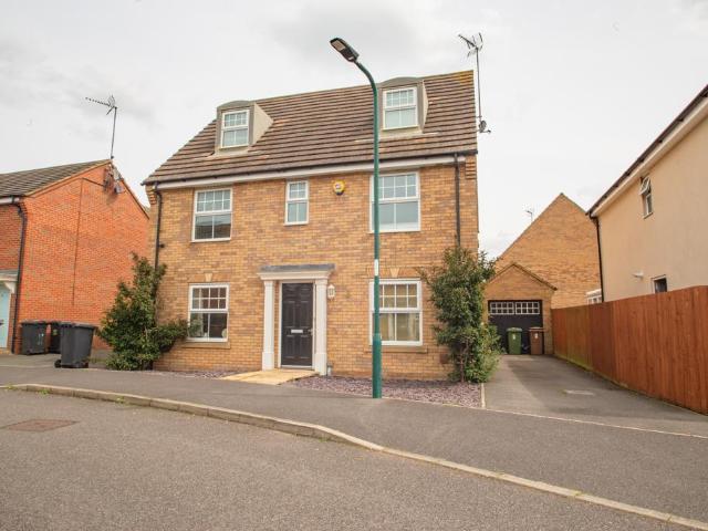 5 bedroom detached house for sale