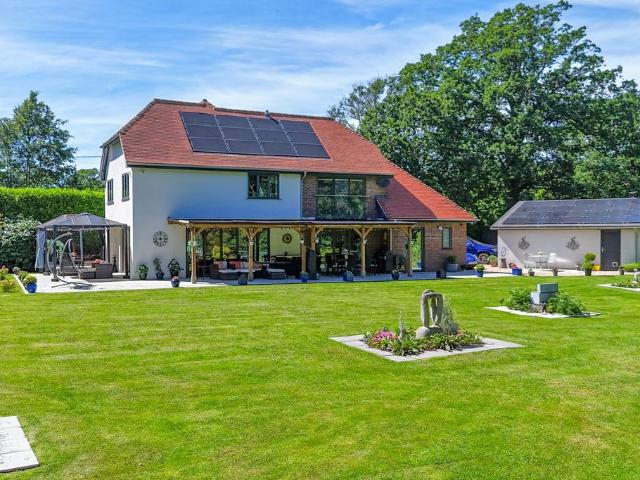 5 bedroom detached house for sale