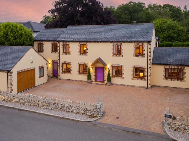 5 bedroom detached house for sale