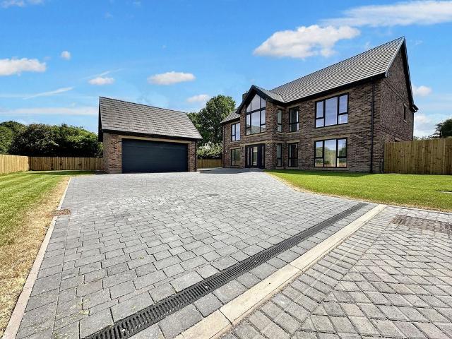 5 bedroom detached house for sale