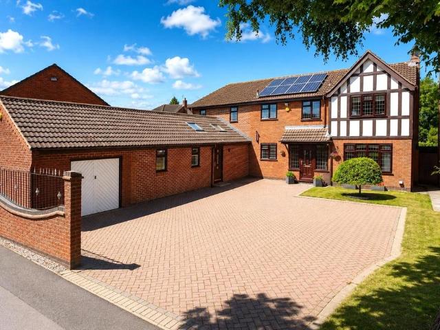 5 bedroom detached house for sale