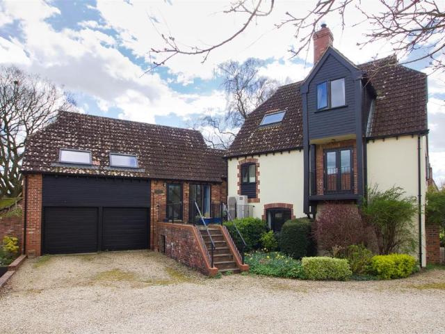 5 bedroom detached house for sale