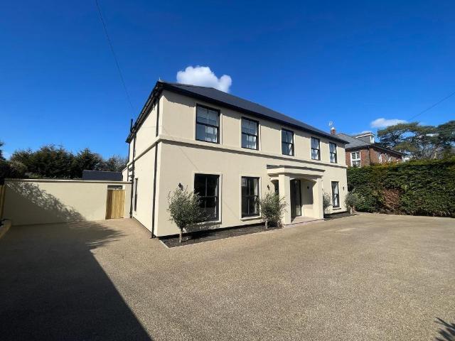 5 bedroom detached house for sale