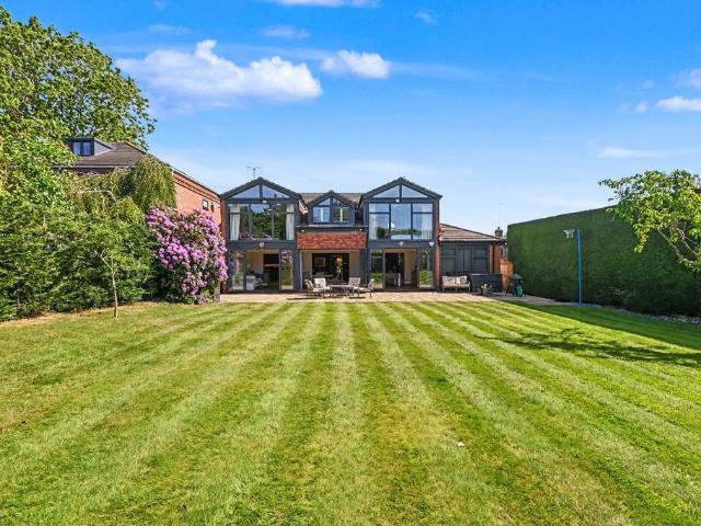 5 bedroom detached house for sale