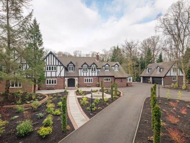 5 bedroom detached house for sale