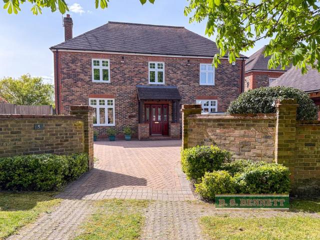 5 bedroom detached house for sale