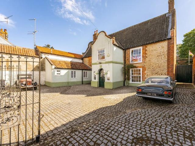 5 bedroom detached house for sale