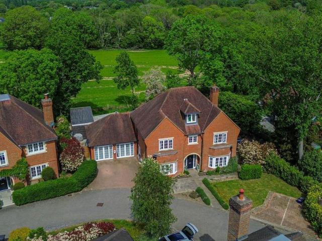 5 bedroom detached house for sale