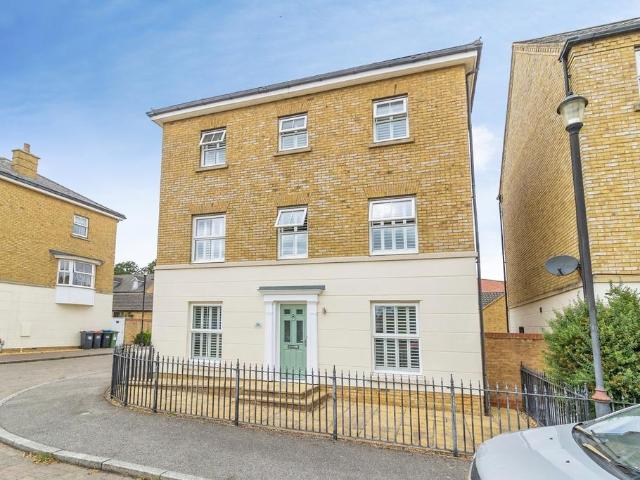 5 bedroom detached house for sale