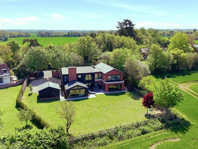 5 bedroom detached house for sale